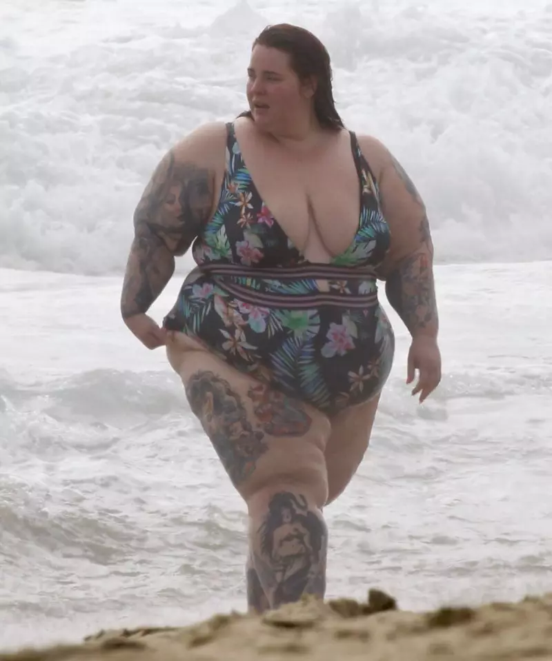 Tess Holliday Swimsuit Un Darn Blodau ar y Traeth