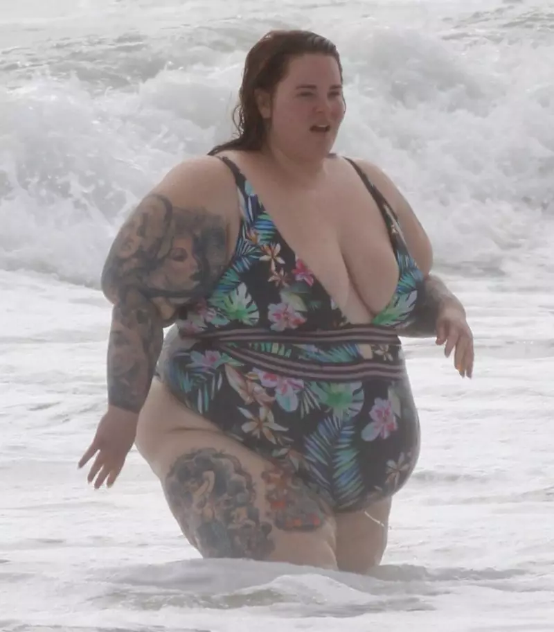 Tess Holliday Swimsuit Un Darn Blodau ar y Traeth