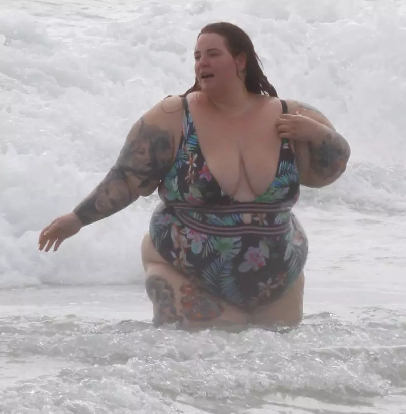 Tess Holliday Swimsuit Un Darn Blodau ar y Traeth