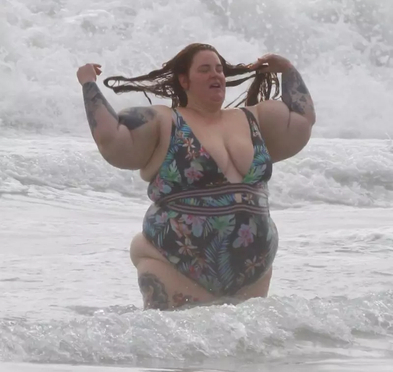 Tess Holliday Swimsuit Un Darn Blodau ar y Traeth