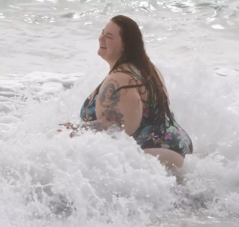 Maillot de bain une pièce à fleurs Tess Holliday à la plage