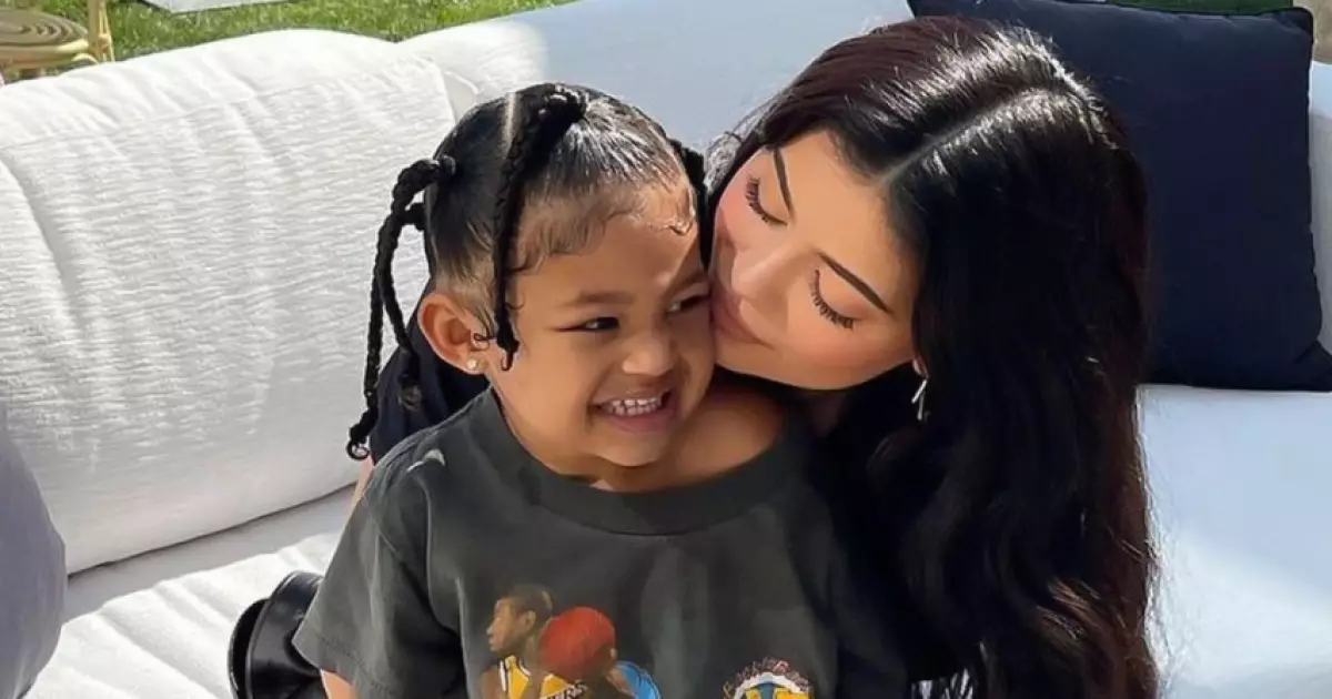 Stormi Webster vle ti bebe frè nan videyo Throwback ki afiche pa Kylie