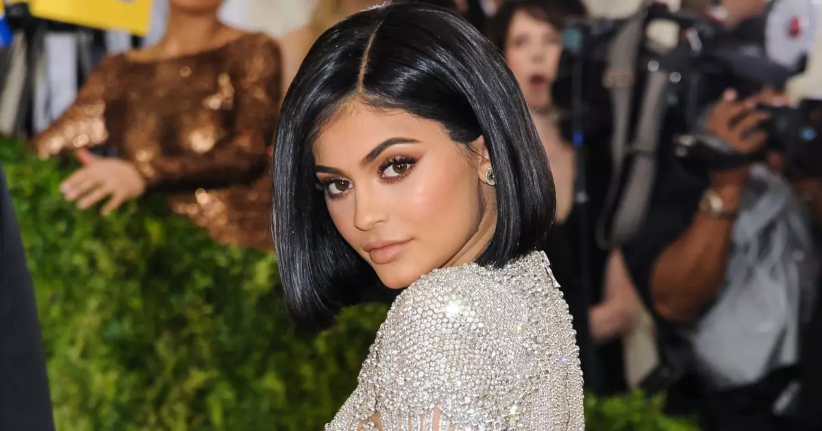 Kylie Jenner pataje yon ti wè pitit gason l lan nan videyo preparasyon pou Met Gala