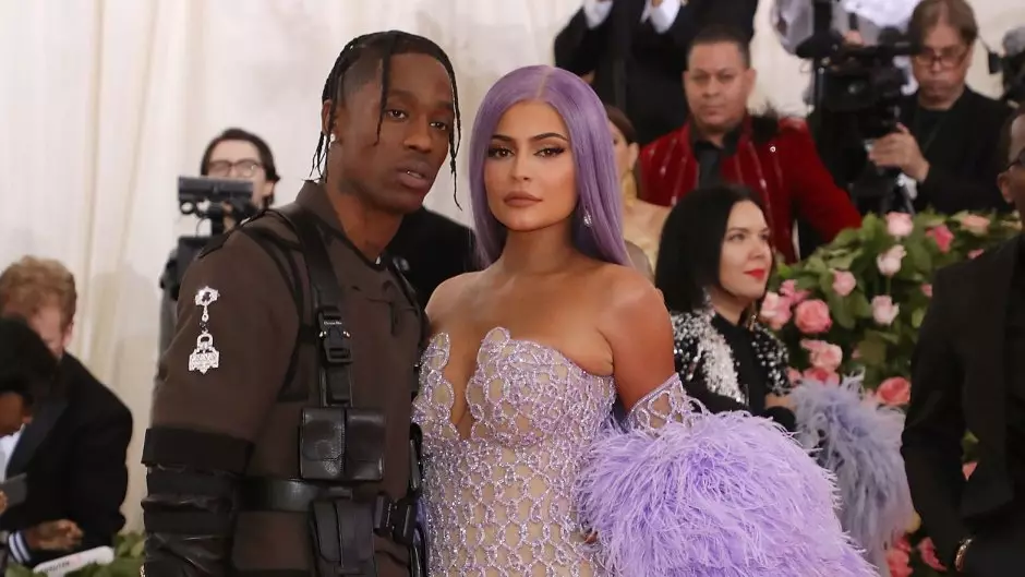 Travis Scott Kylie Jenner tapasi gaalaavioliiton