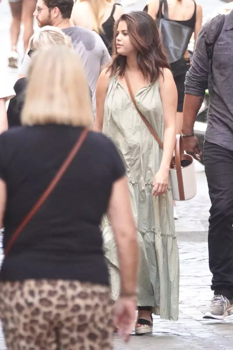 Selena Gomez Green Maxi Hnav Tsis Muaj Bra hauv Rome Ltalis