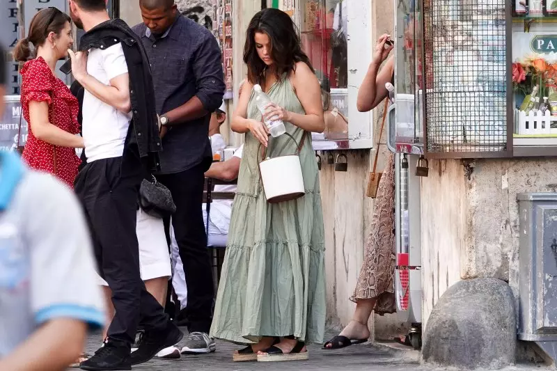 Rochie maxi verde Selena Gomez fără sutien la Roma Italia