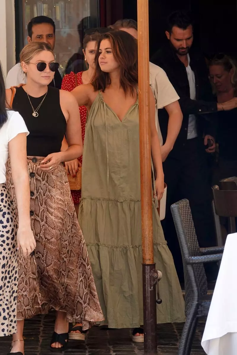 Selena Gomez Green Maxi Hnav Tsis Muaj Bra hauv Rome Ltalis