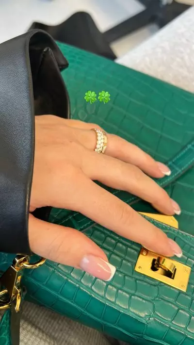 Kylie Jenner Sparks rimè ke li ak Travis Scott marye an kachèt: Foto bag fiyanse