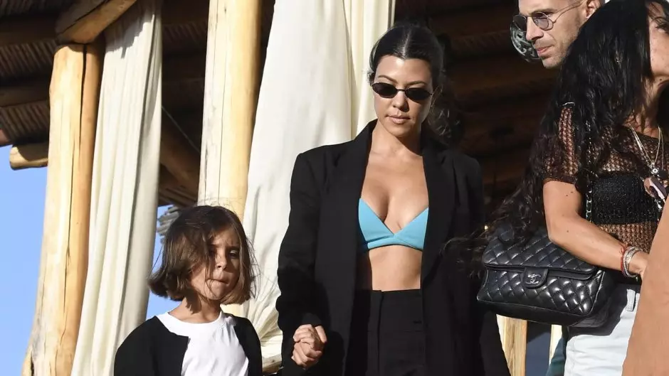 Kourtney Kardashian ulkona Penelope Disickin kanssa Italiassa, yllään vihreät rintaliivit ja musta puku