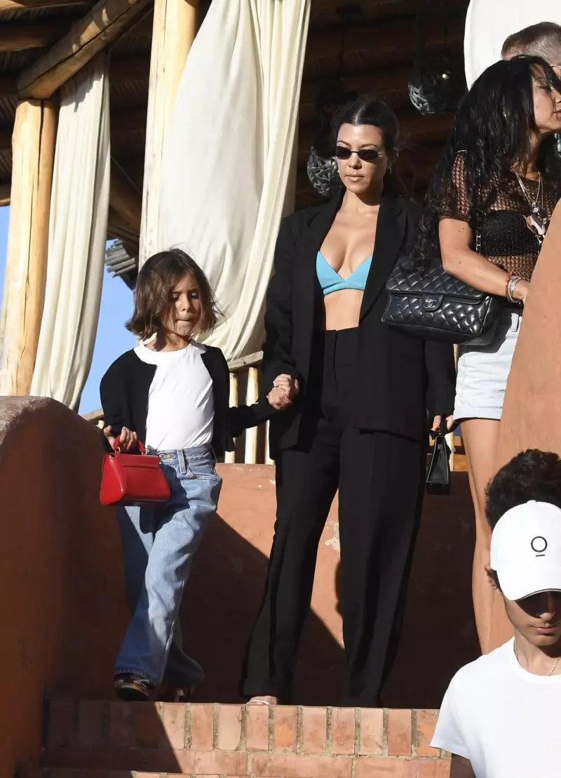 Kourtney Kardashian ute med Penelope Disick i Italia iført grønn BH og svart dress