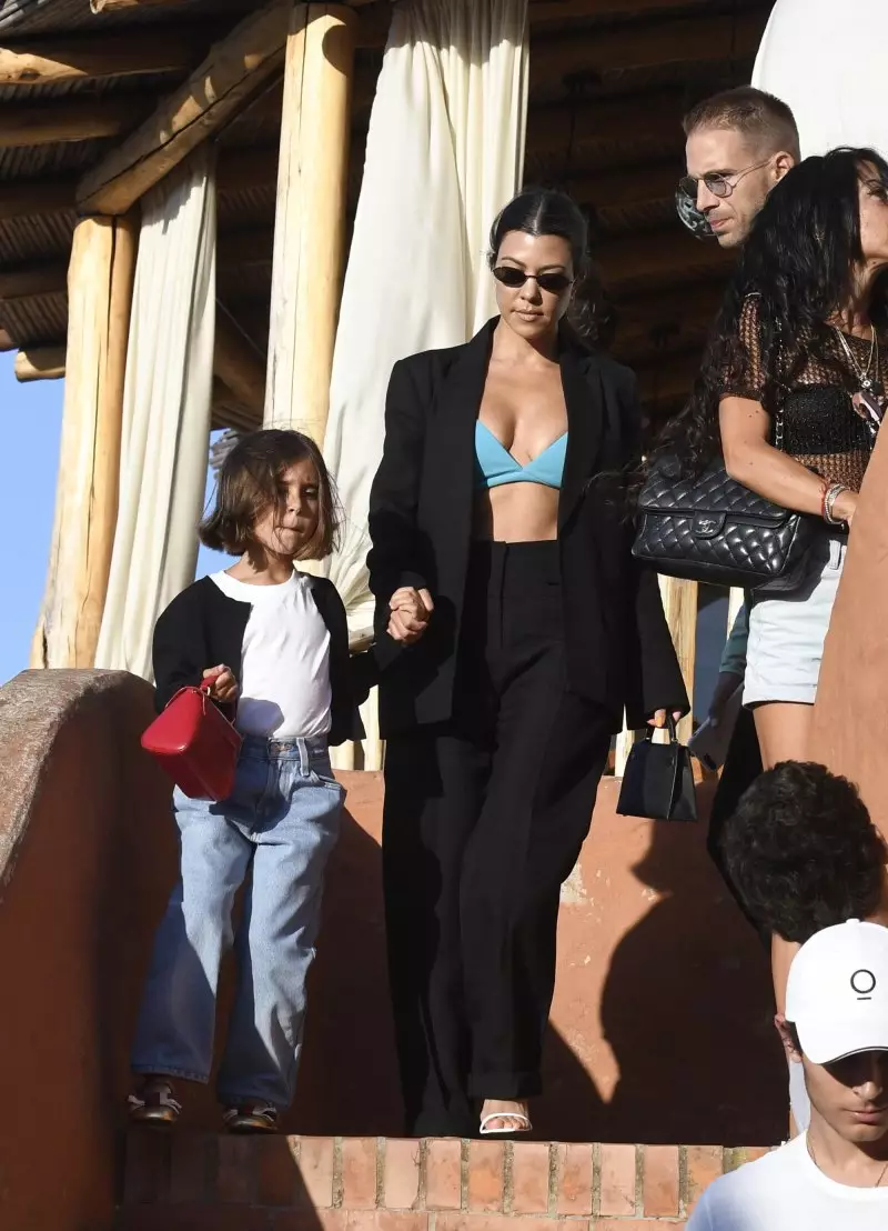 Kourtney Kardashian ute med Penelope Disick i Italia iført grønn BH og svart dress