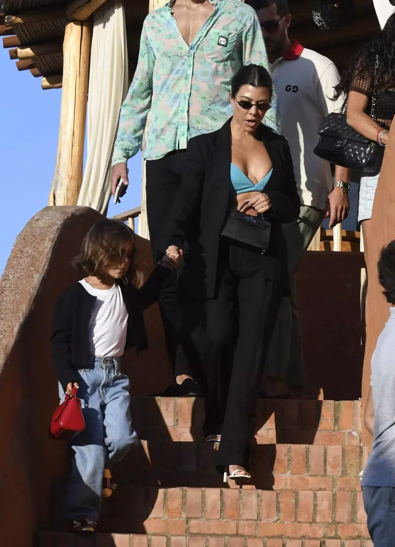 Kourtney Kardashian ute med Penelope Disick i Italia iført grønn BH og svart dress