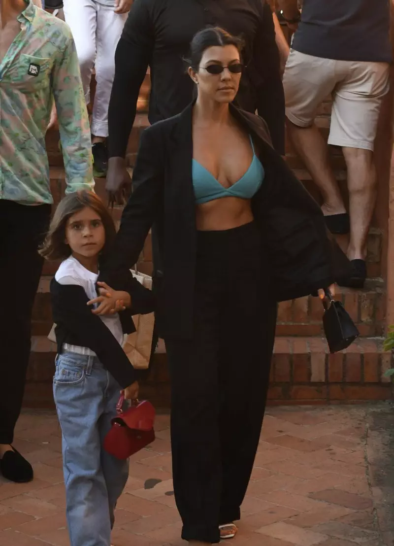 Kourtney Kardashian ute med Penelope Disick i Italia iført grønn BH og svart dress