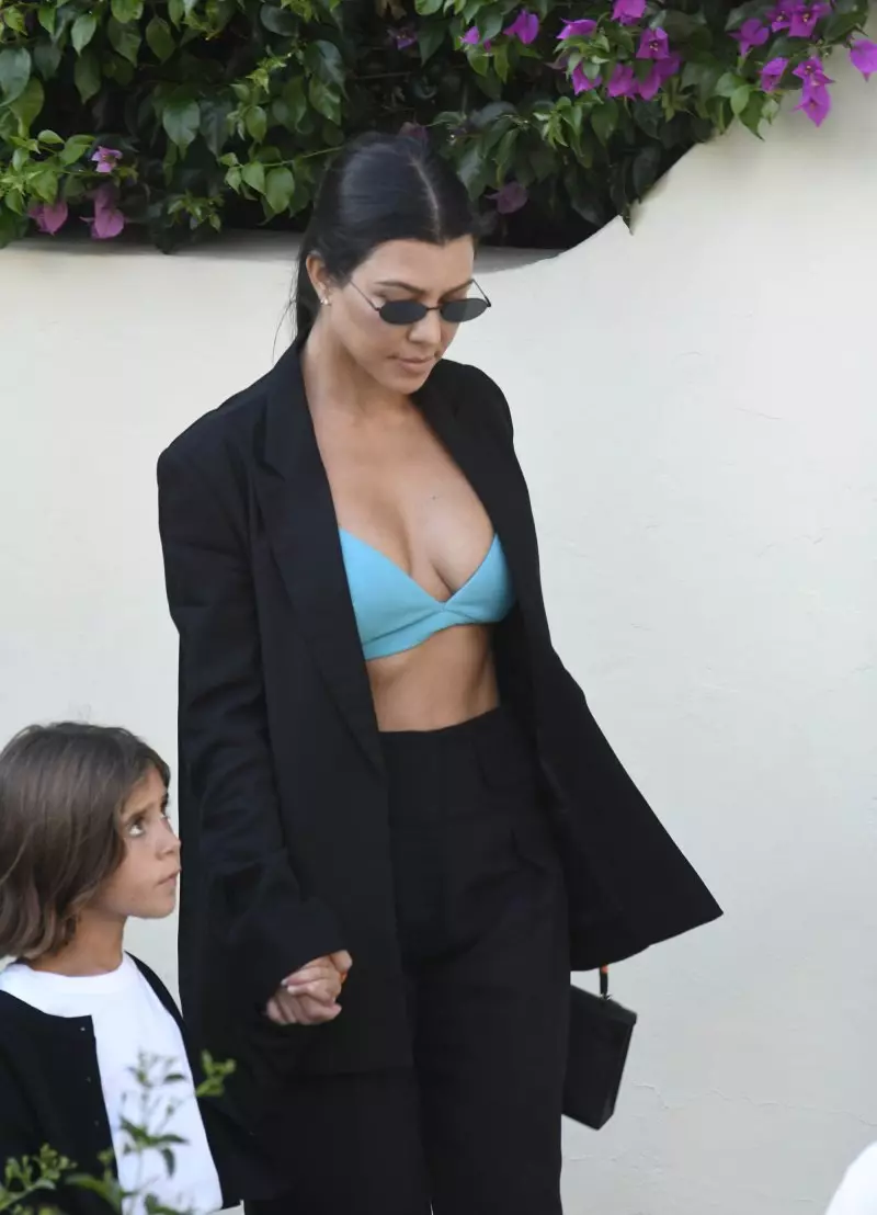 Kourtney Kardashian ute med Penelope Disick i Italia iført grønn BH og svart dress