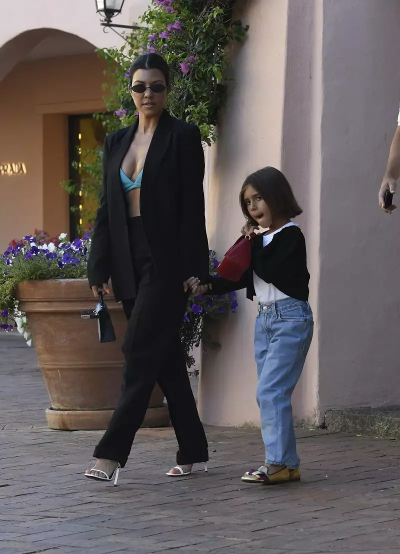 Kourtney Kardashian ulkona Penelope Disickin kanssa Italiassa, yllään vihreät rintaliivit ja musta puku