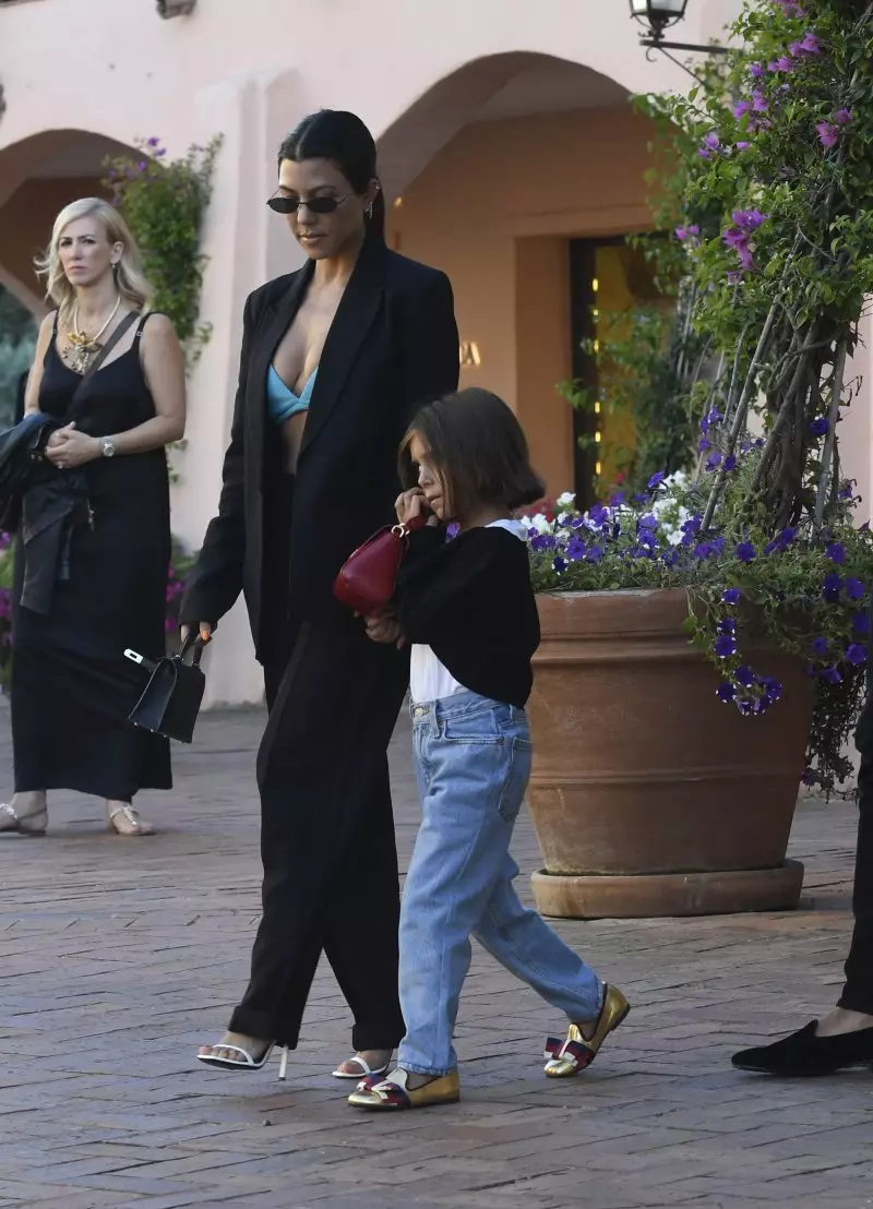 Kourtney Kardashian ute med Penelope Disick i Italia iført grønn BH og svart dress