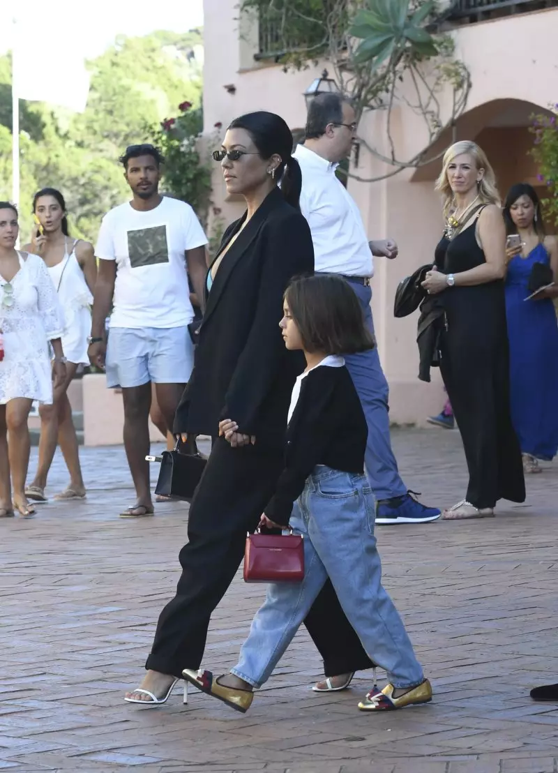 Kourtney Kardashian ute med Penelope Disick i Italia iført grønn BH og svart dress