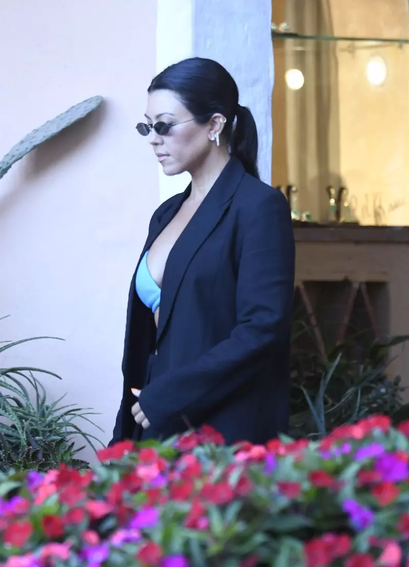 Kourtney Kardashian sai com Penelope Disick na Itália vestindo sutiã verde e terno preto