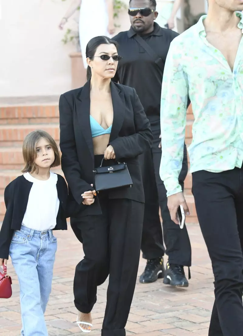 Kourtney Kardashian ute med Penelope Disick i Italia iført grønn BH og svart dress