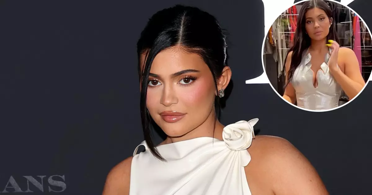 Kylie Jenner brez nedrčka v seksi srebrni majici s povodci: fotografije