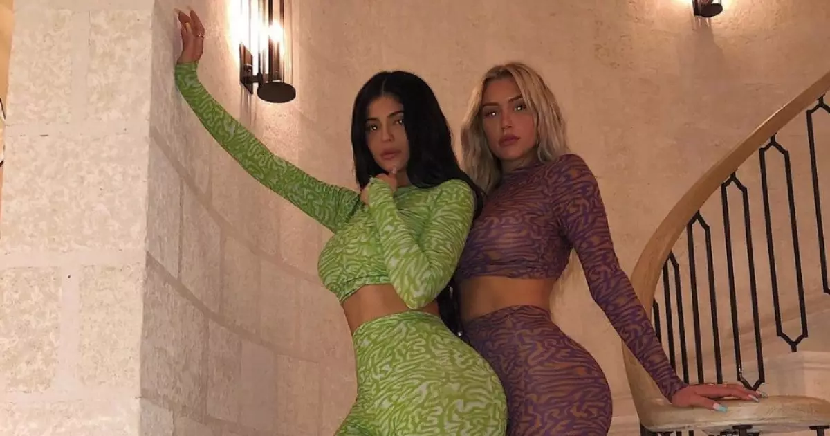 Kylie Jenner a Stassie odpovídající oblečení: Fotografie přátel