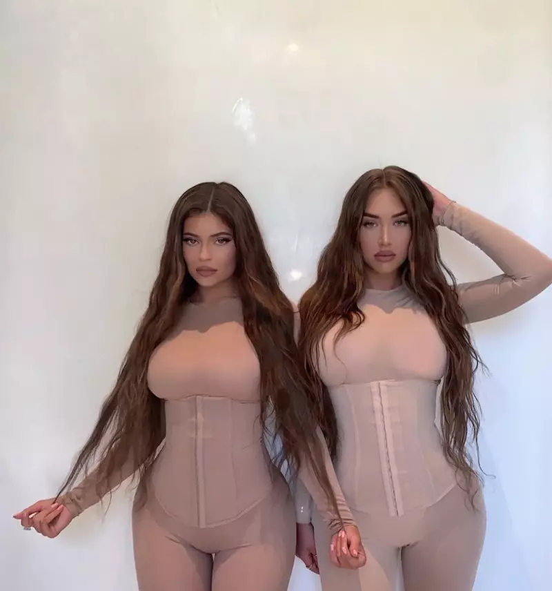 Thấy cả hai! Mỗi lần Kylie Jenner và BFF Stassie đều mặc trang phục phù hợp với nhau: Hình ảnh