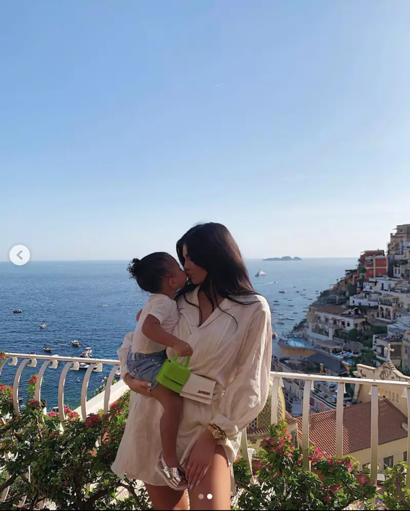 Kylie Jenner และ Stormi Webster Kissing