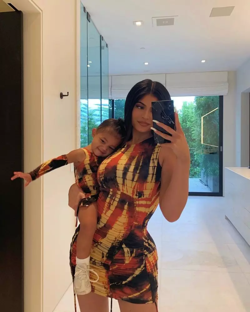 Kylie Jenner සහ Stormi Webster ගැලපෙන ඇඳුම් මොහොත