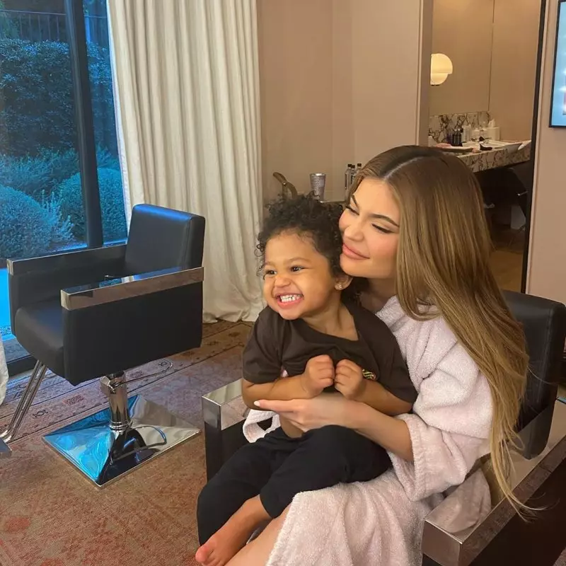 Η Kylie Jenner χαμογελά και αγκαλιάζει την κόρη Stormi Webster