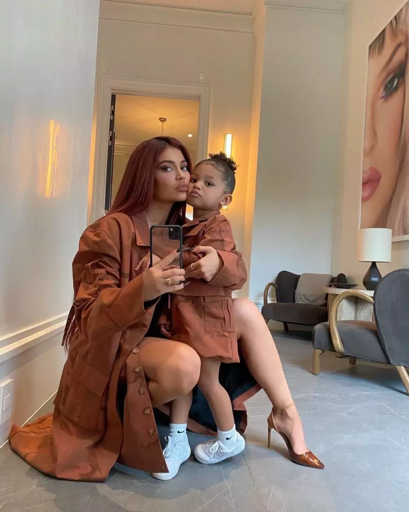 Kylie Jenner และ Stormi Webster จับคู่รูปถ่ายกับเสื้อผ้า