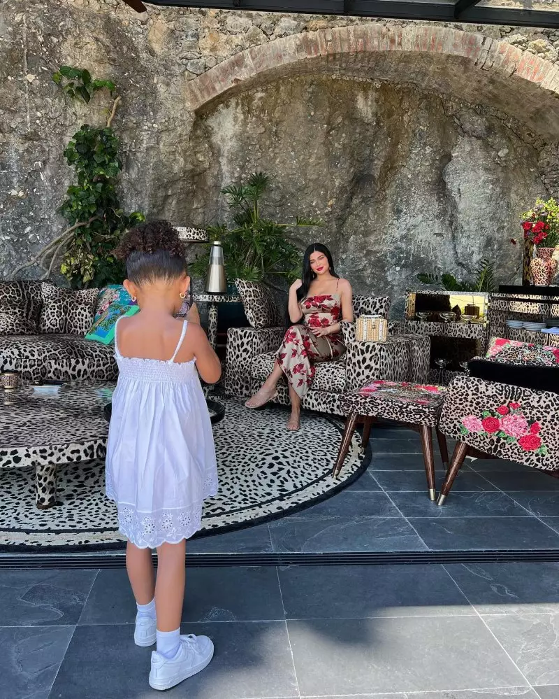 අම්මා-දුව ඉලක්ක! Kylie Jenner සහ Stormi Webster's Cutest Moments බලන්න