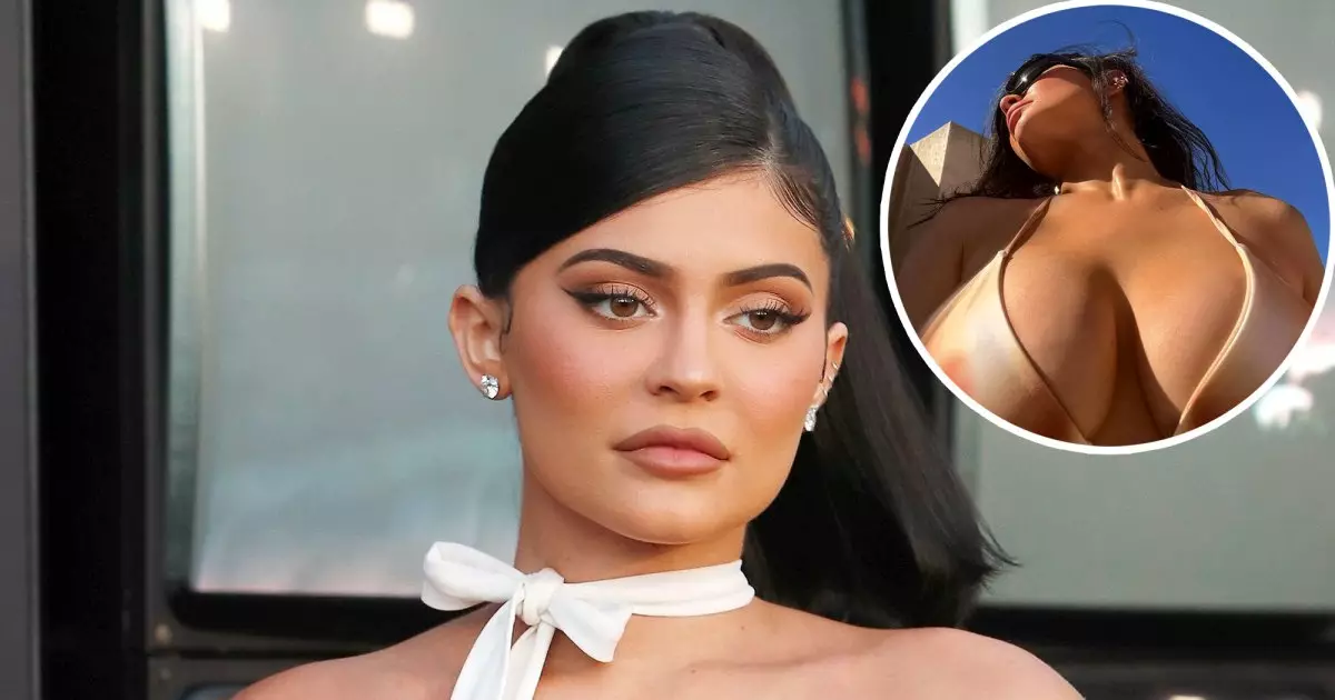 บิกินี่พิมพ์ลายหัวนมของ Kylie Jenner: รูปถ่ายของชุดว่ายน้ำ NSFW