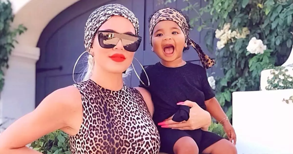 U-Khloe Kardashian kunye noMntwana oyiNyaniso bane-Mommy-Daughter Photo Shoot
