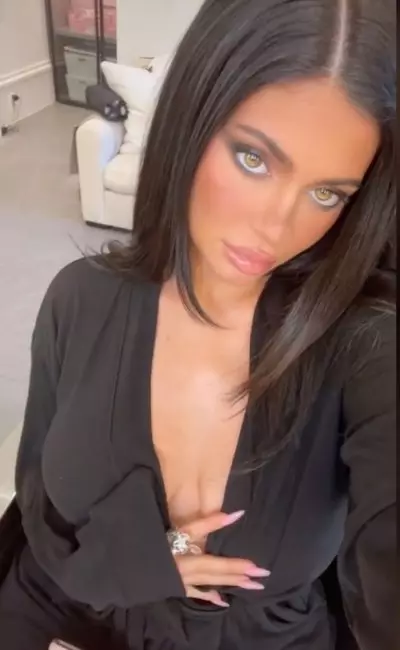 Kayli Jenner seksual TikTok videosida braless paytida garderobdagi nosozlikdan aziyat chekmoqda