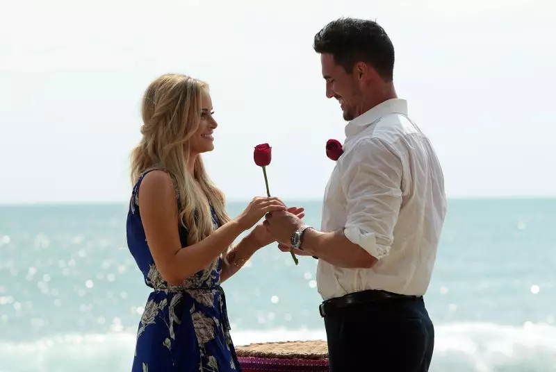 Amanda Stanton ve Josh Murray Nişanlanan Cennet Çiftlerinde Lisans