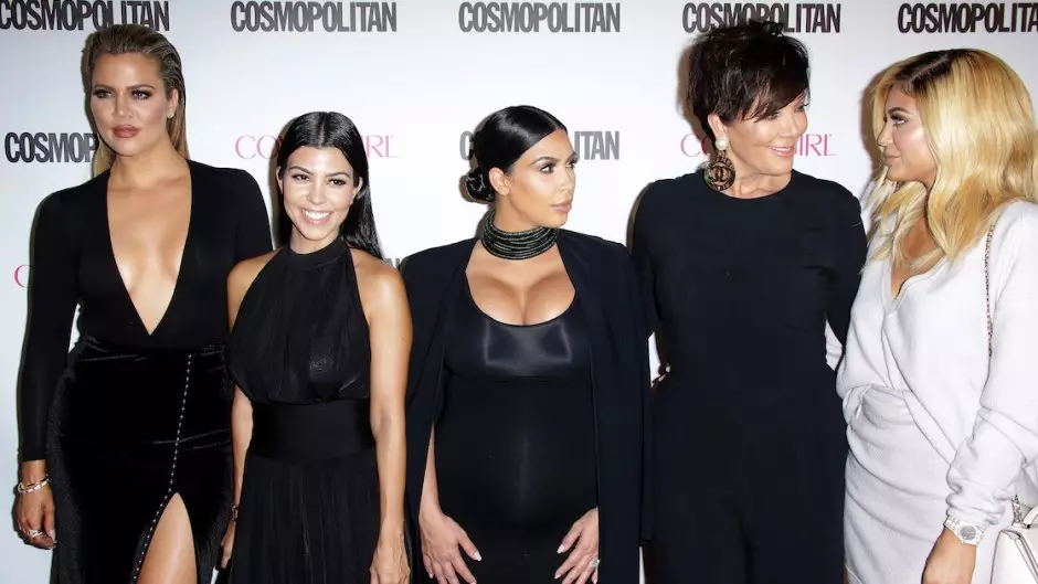 Khloe, Kourtney e Kim Kardashian con Kris e Kylie Jenner na alfombra vermella