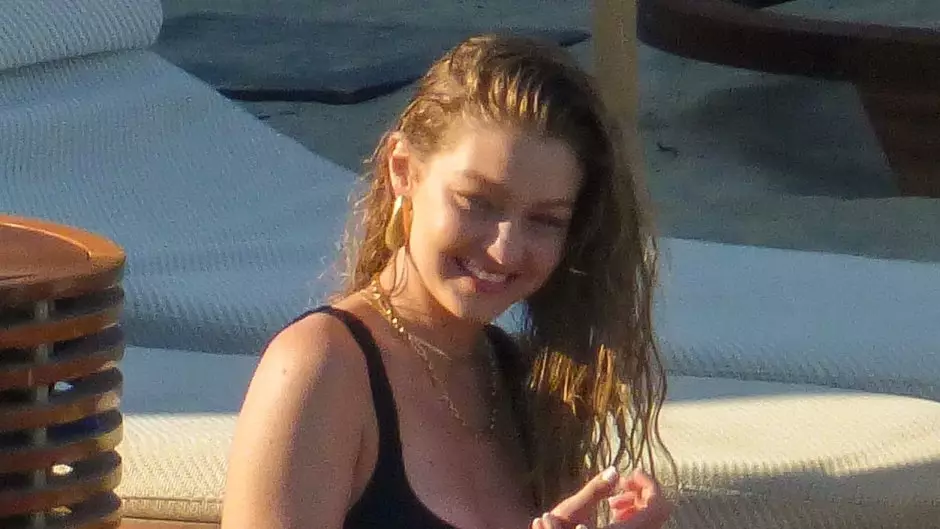 UGigi Hadid eGrisi Enxibe iSuti yokuhlamba