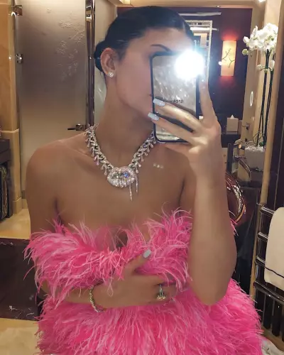 Kylie Jenner güzgü selfisi