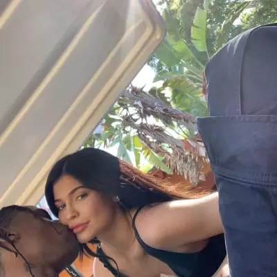 Travis Scott ag pógadh Kylie Jenner