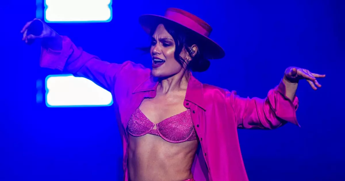 Jessie J ostenta i suoi addominali folli mentre si esibisce in Spagna: foto