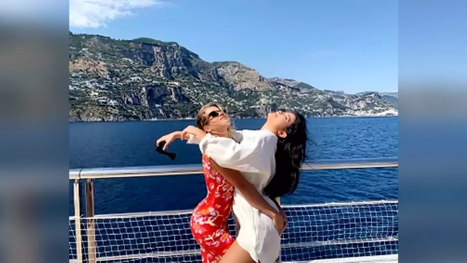 Sofia Richie grijpt Kylie Jenner Booty Steamy Nieuwe vakantiefoto