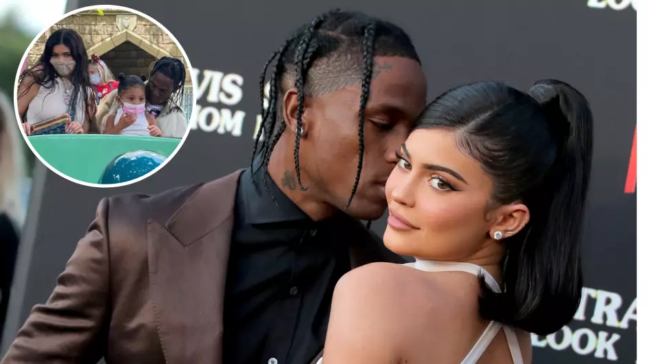 Kylie Jenner និង Travis Scott នាំកូនស្រី Stormi និងបងប្អូនជីដូនមួយទៅ Disneyland: 'Hands Full Today'