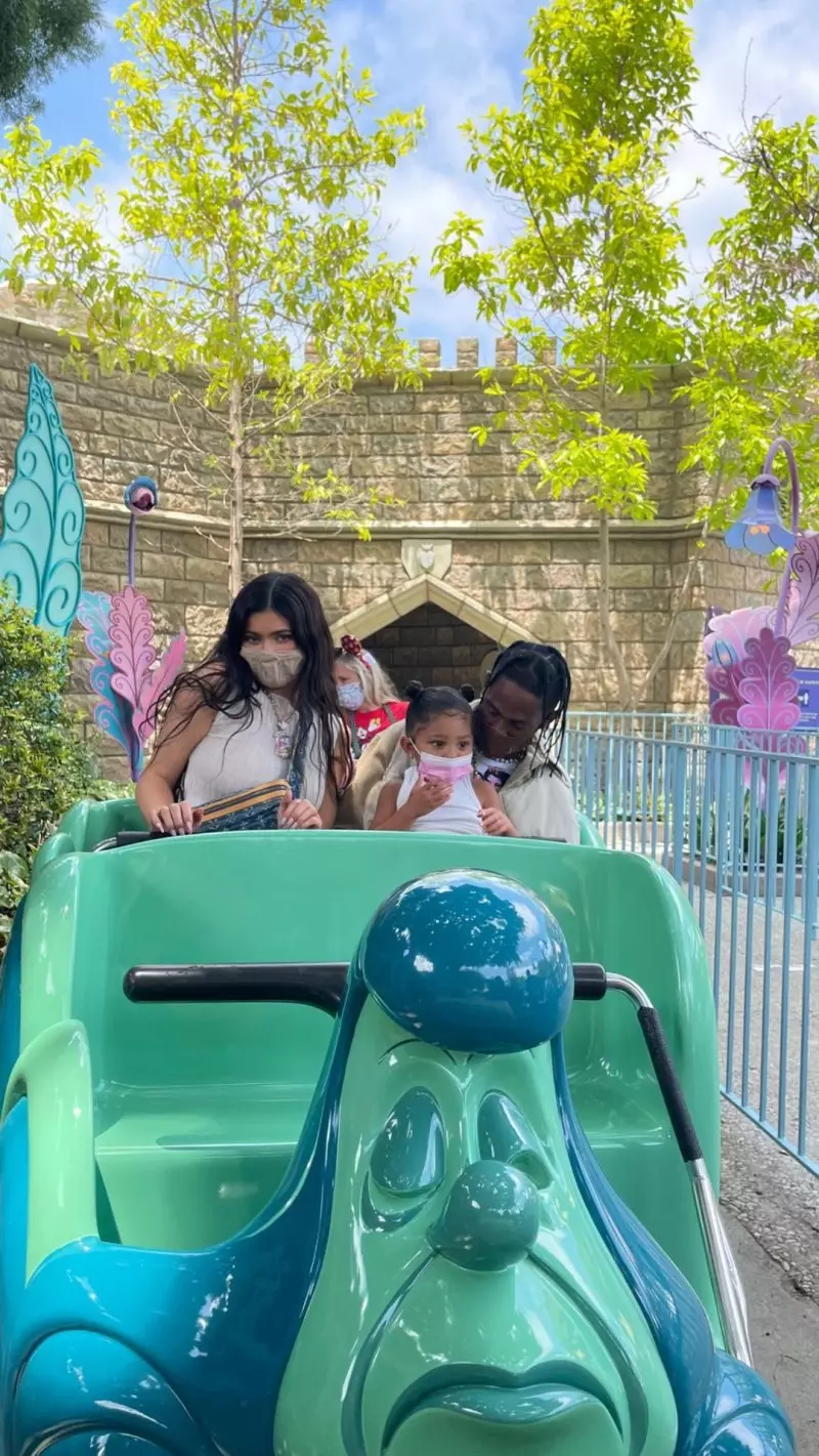 Kylie Jenner와 Travis Scott은 딸 Stormi와 사촌을 디즈니 랜드로 데려갑니다. '오늘 손 가득'