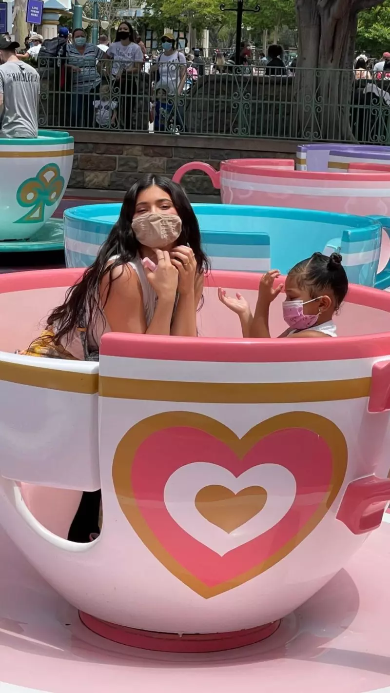 Kylie Jenner ir Travisas Scottas išveža dukrą Stormi ir pusbrolius į Disneilendą: „Šiandien pilnos rankos“