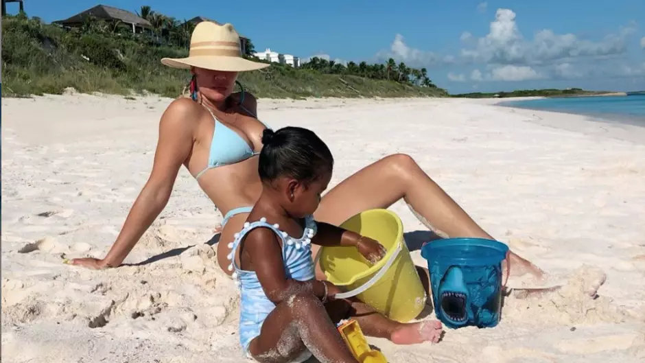 Khloe Kardashian ja tytär True rannalla