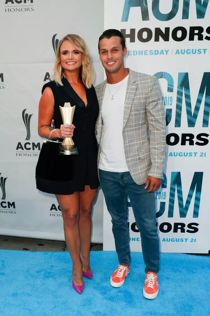 marido Brendan McLoughlin. Miranda Lambert tapete vermelho acm homenageia