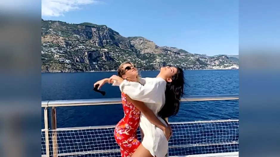 Sofia Richie packt Kylie Jenner Booty Steamy New Urlaubsbild