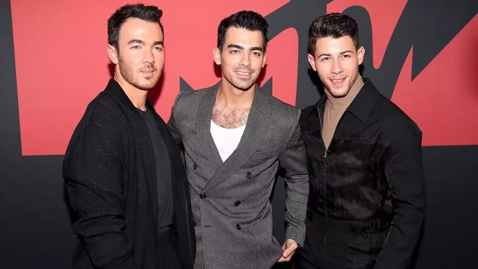 Jonas-Brothers-abịara-Red-Carpet-VMAs-2019