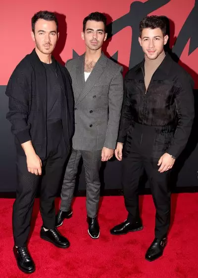 Jonas-Brothers-abịara-Red-Carpet-VMAs-2019