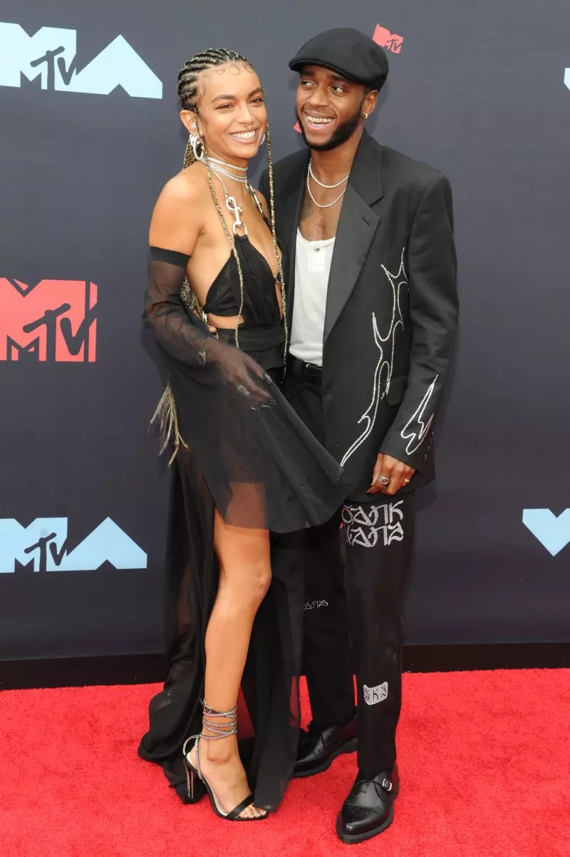 Kuin ady bilen tanalýan Bianca Leonor Quinones (L) we ABŞ-ly rapçi 6lack MTV VMA